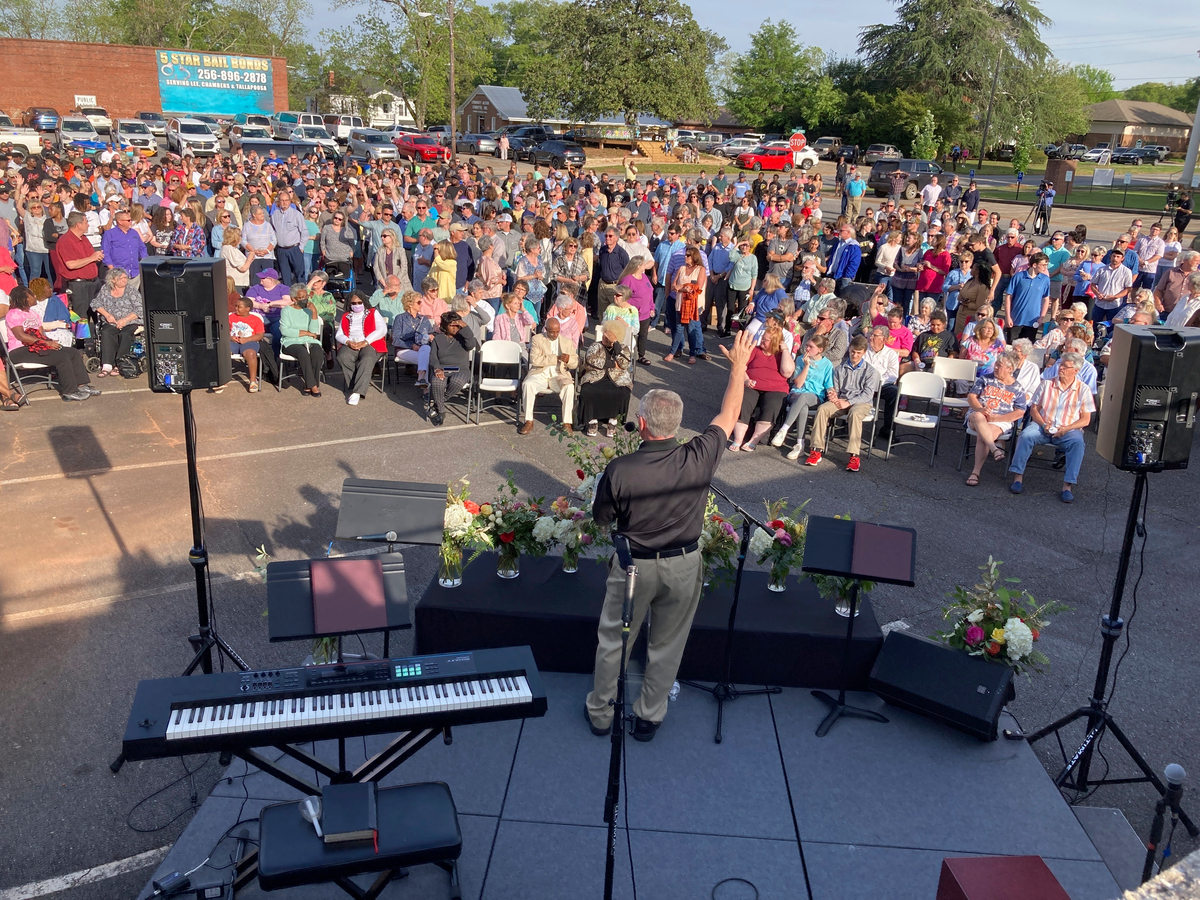 4 killed and 28 wounded in shooting at Alabama birthday party