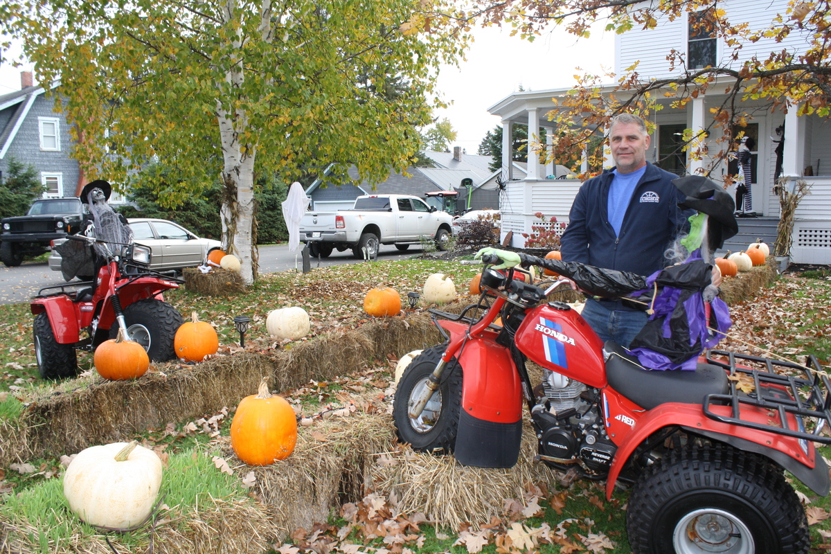 Caribou man makes his front yard a community Halloween party