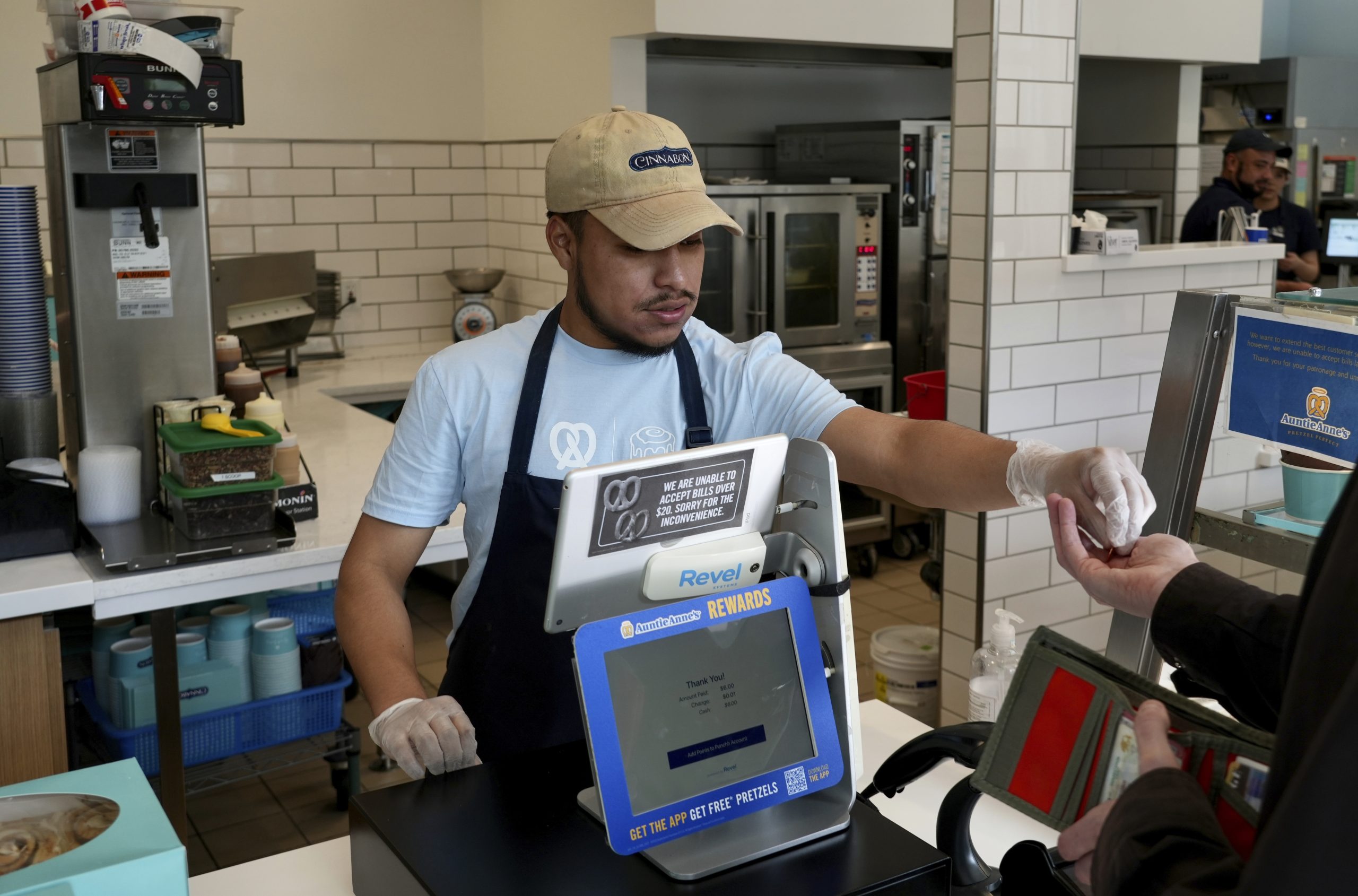 New $20 minimum wage for fast food workers in California set to start ...